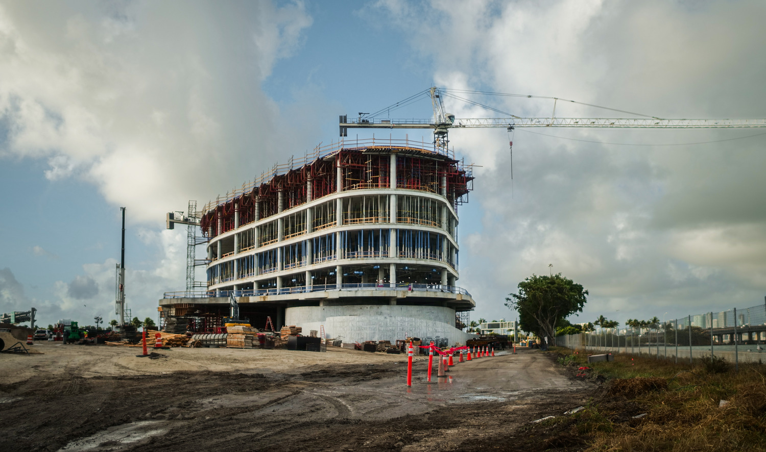 Brasfield & Gorrie tops out cutting-edge cancer center on Miami Beach ...